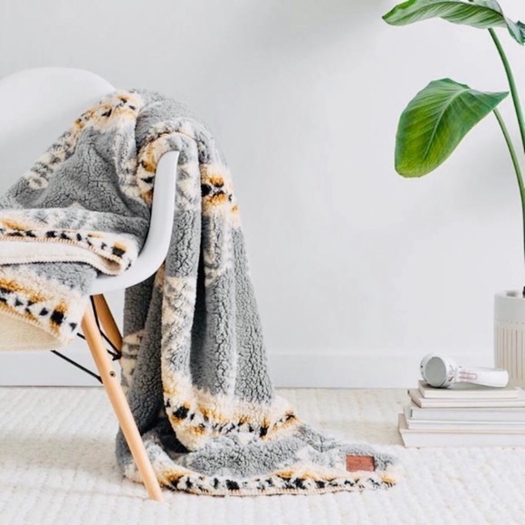Pendleton | Bedding | Pendleton Sherpa Fleece Throw Crossroads | Poshmark